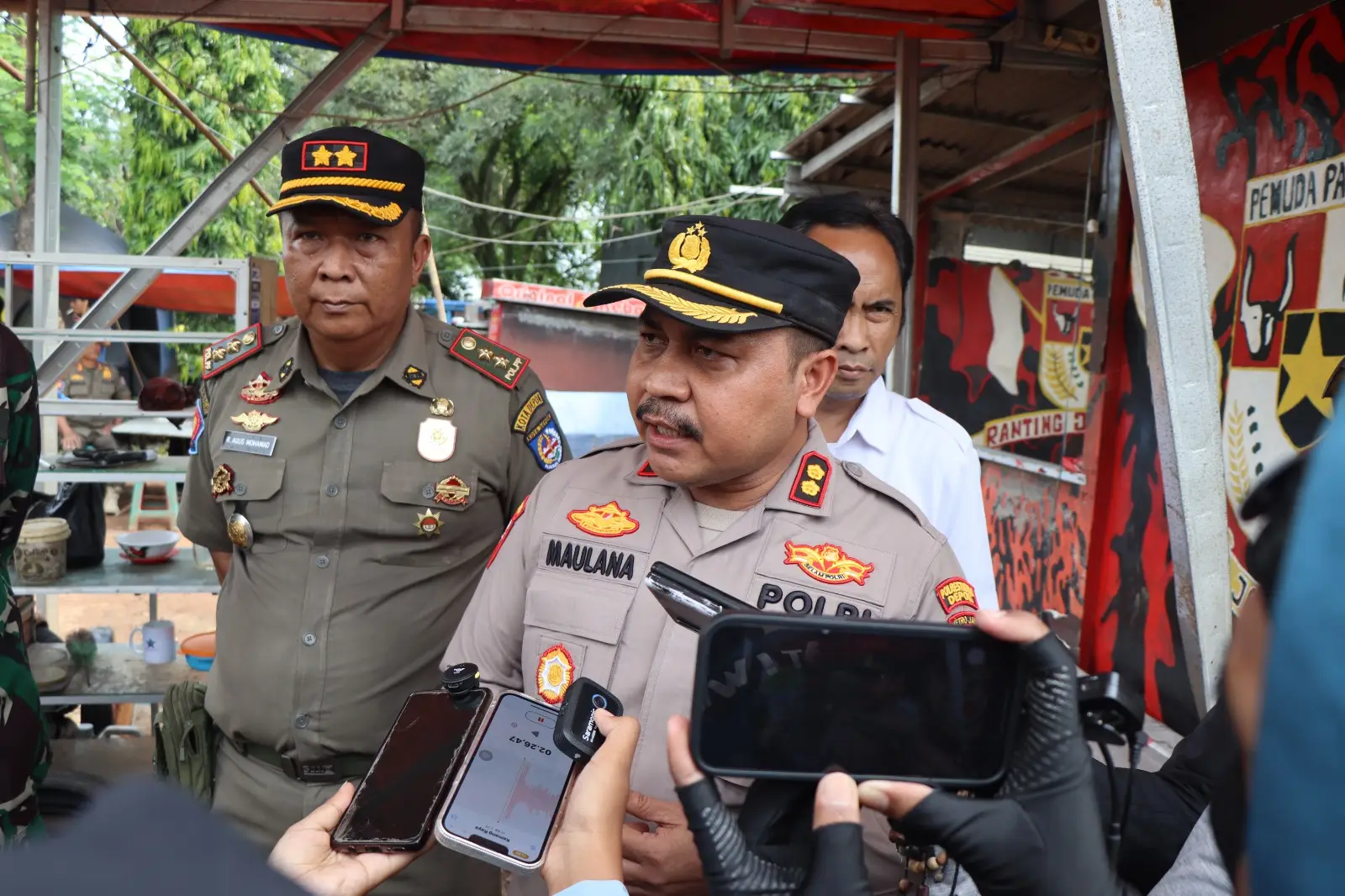 Portal Berita Resmi Pemerintah Kota Depok - Kota Depok Tertibkan Atribut dan Posko Ormas Ilegal