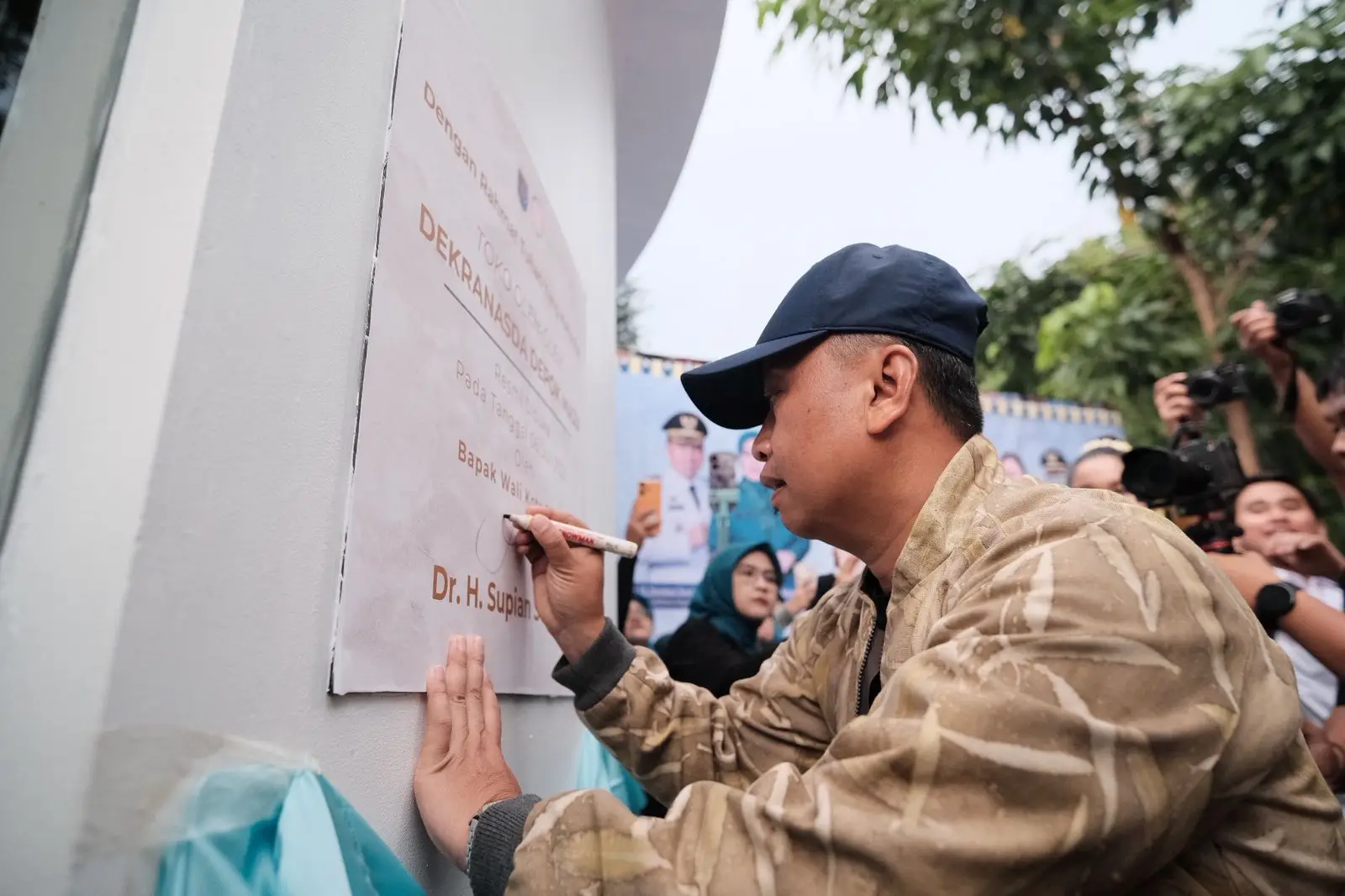 Portal Berita Resmi Pemerintah Kota Depok - Supian Suri Resmikan Toko Oleh-oleh Dekranasda Depok ...